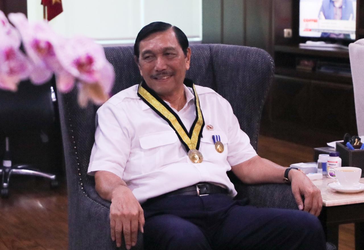 Rektor ITERA Serahkan Penghargaan untuk Menko Kemaritiman - ITERA