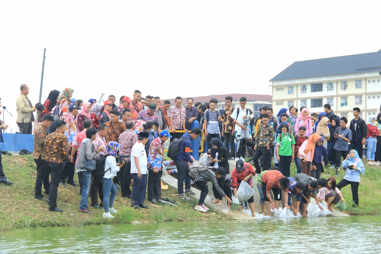 Wali Kota Tebar 50 Ribu Benih Ikan di Embung ITERA - ITERA