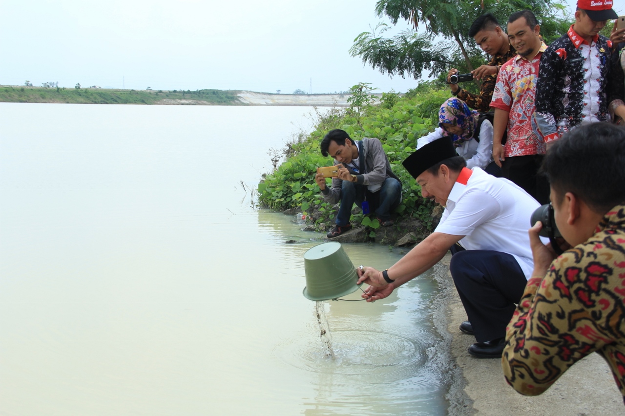 Wali Kota Tebar 50 Ribu Benih Ikan di Embung ITERA - ITERA