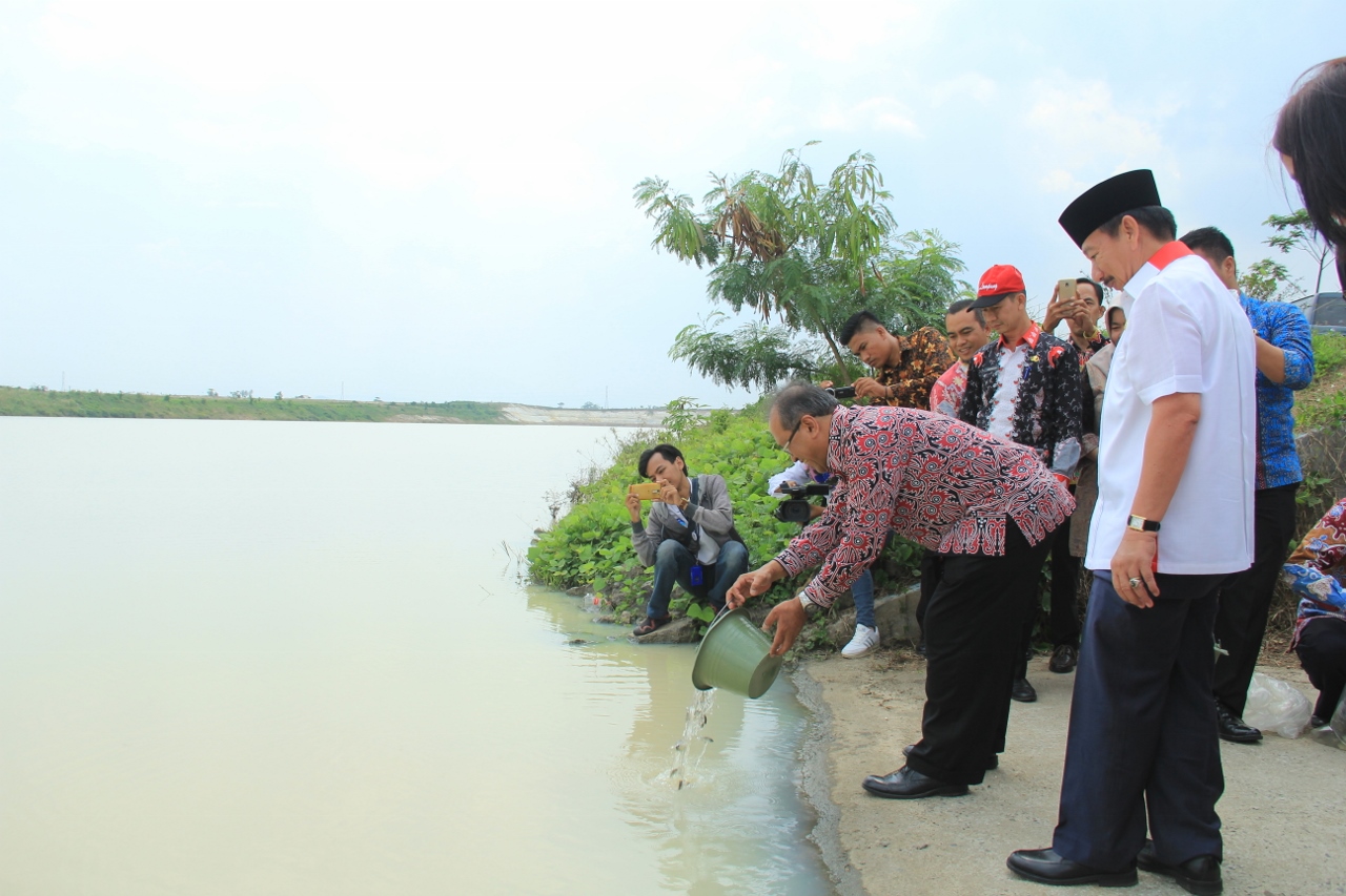 Wali Kota Tebar 50 Ribu Benih Ikan di Embung ITERA - ITERA