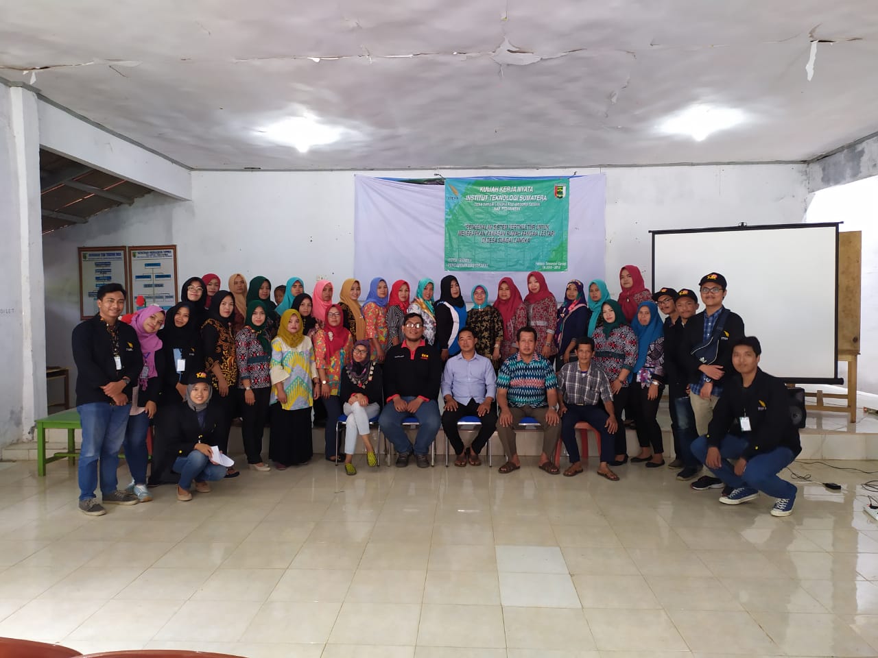 Mahasiswa KKN ITERA Kenalkan Teknik Pertanian Vertikultur - ITERA