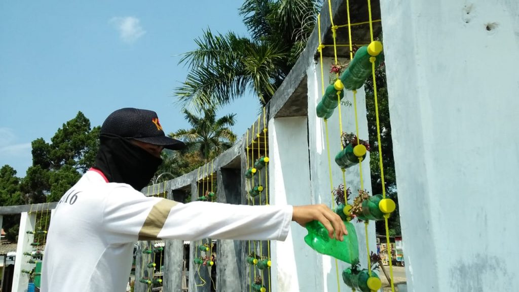 Mahasiswa KKN ITERA Kenalkan Teknik Pertanian Vertikultur - ITERA Mahasiswa KKN ITERA Kenalkan Teknik Pertanian Vertikultur - ITERA
