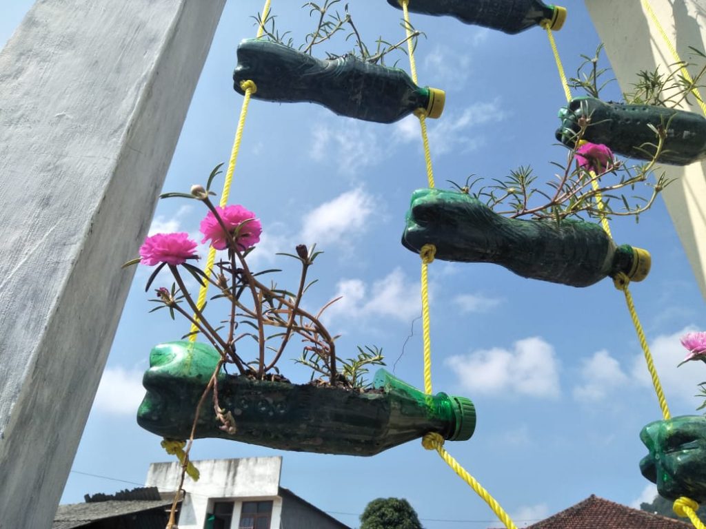 Mahasiswa KKN ITERA Kenalkan Teknik Pertanian Vertikultur - ITERA Mahasiswa KKN ITERA Kenalkan Teknik Pertanian Vertikultur - ITERA