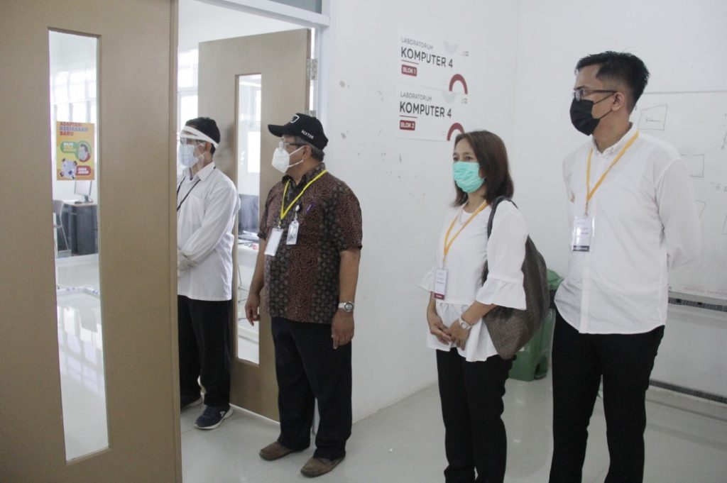 Rektor ITERA Tinjau Pelaksanaan UTBK Hari Pertama - ITERA