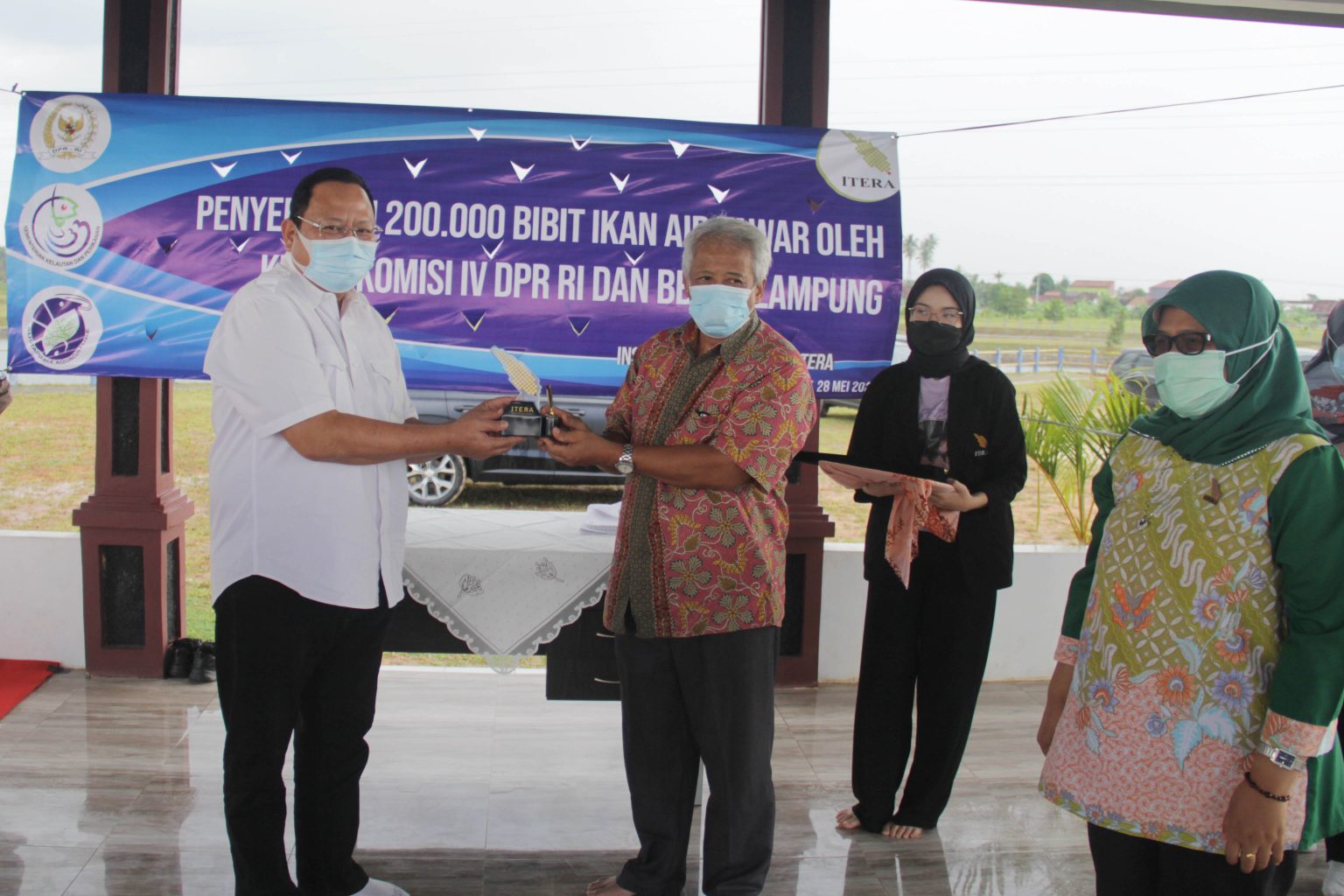 Ketua Komisi IV DPR RI Tebar 200.000 Benih Ikan di Embung ITERA - ITERA