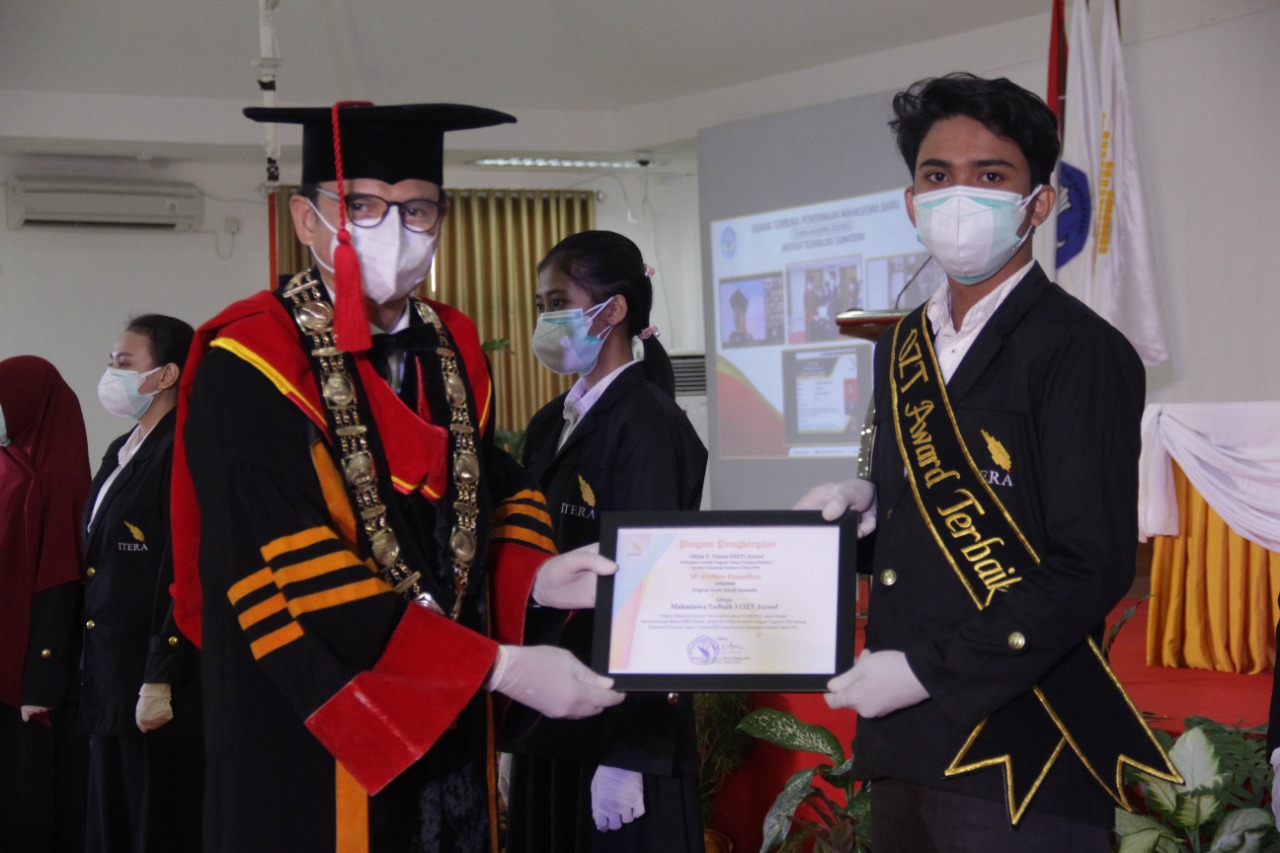 Rektor ITERA Anugerahkan Penghargaan OZT Award dan Mahasiswa ...