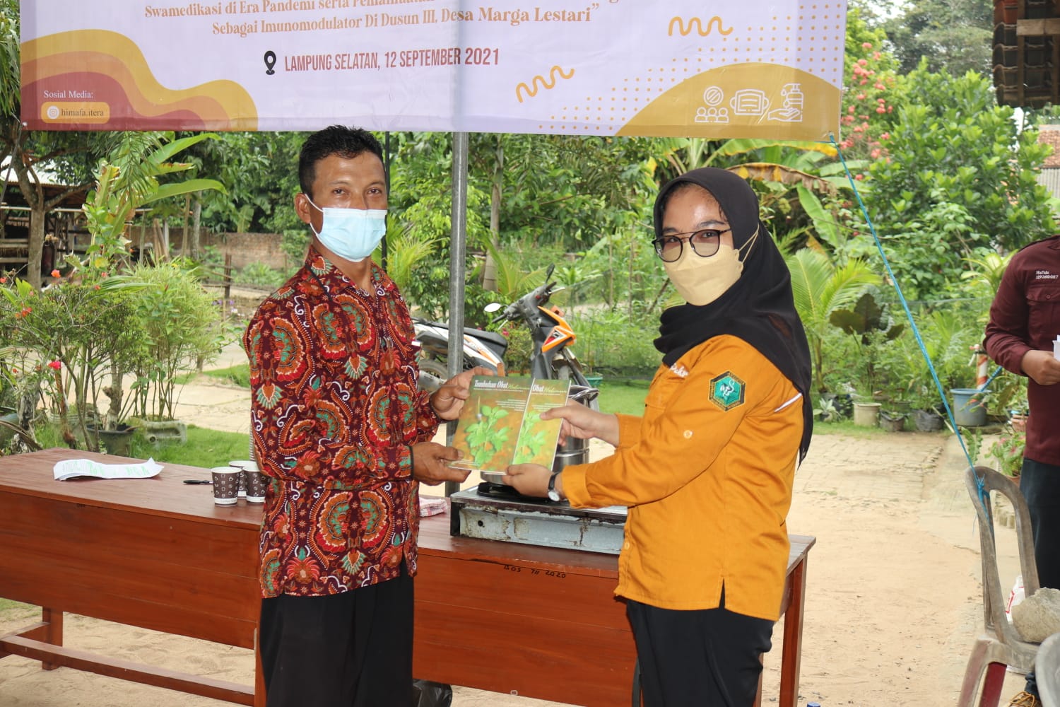 Mahasiswa Farmasi Edukasi PHBS dan Pemanfaatan TOGA di Desa Marga ...