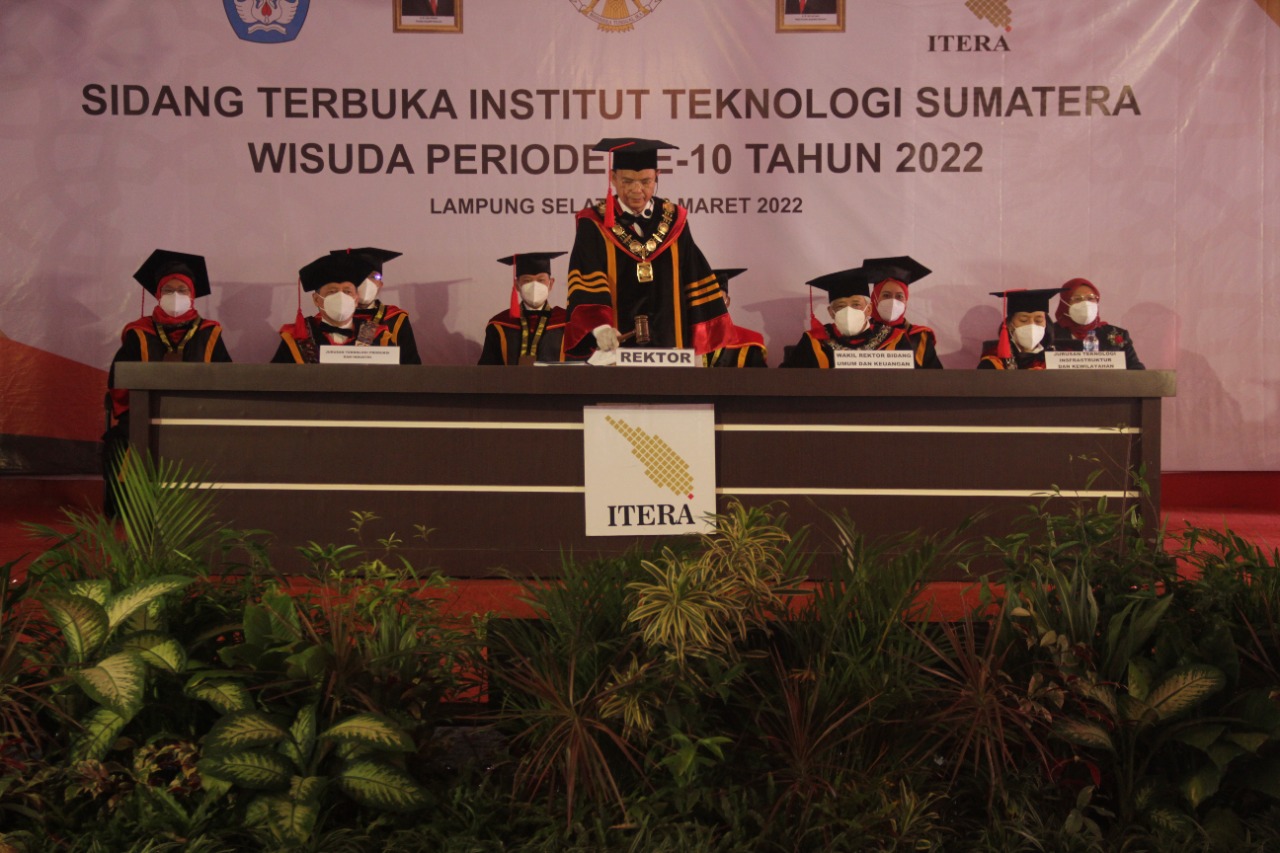 Gelar Wisuda Langsung Perdana Selama Pandemi ITERA Kembali Luluskan 300 ...