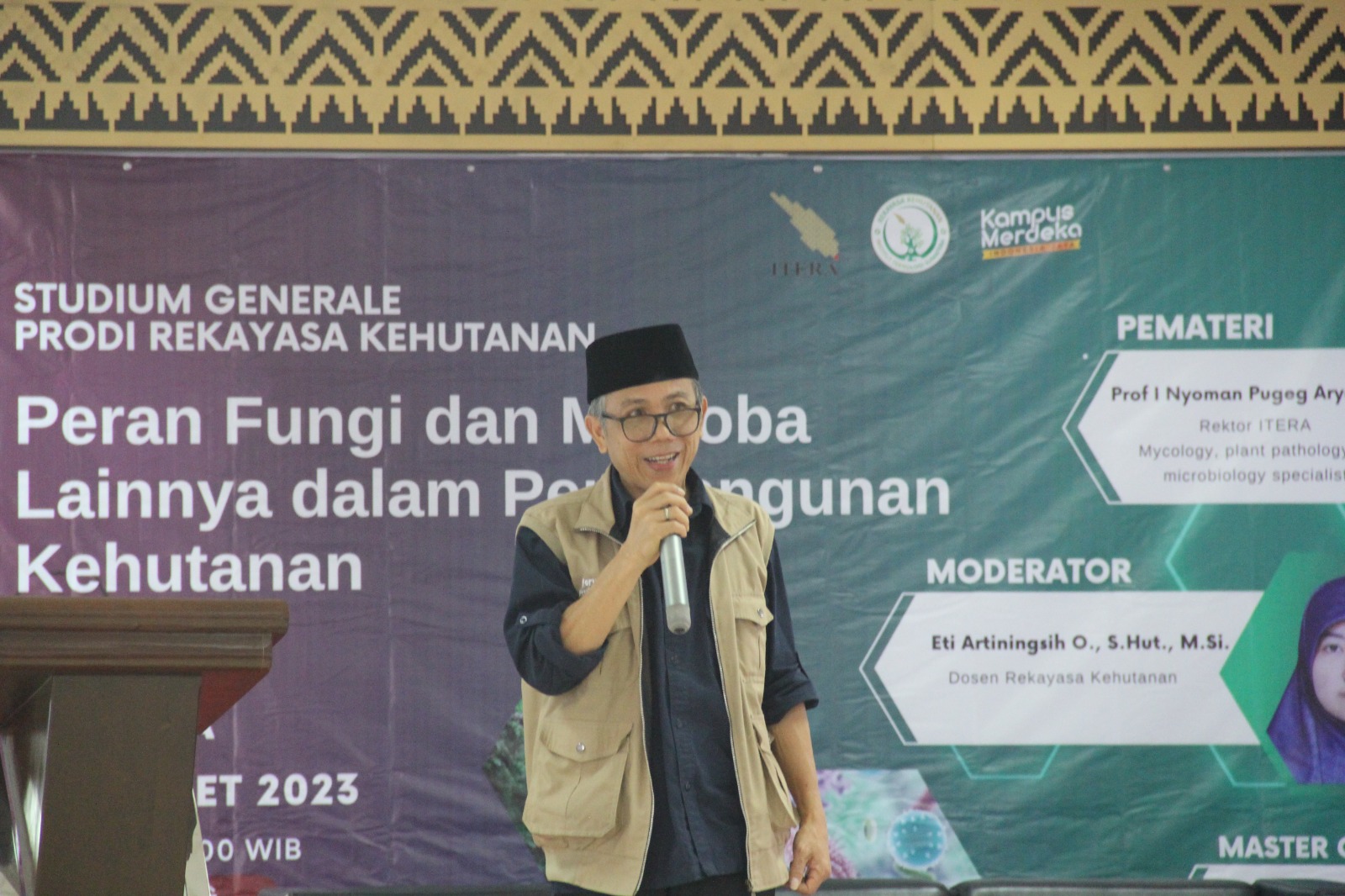 Kuliah Umum Prodi Rekayasa Kehutananan Bahas Peranan Fungi dan Mikroba ...