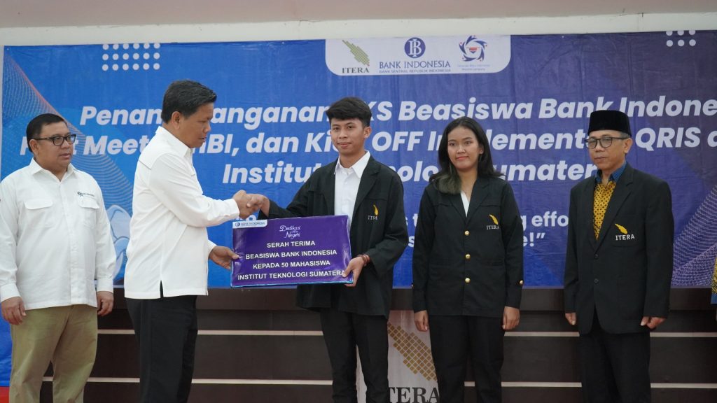 BI Lampung Serahkan Beasiswa Pendidikan kepada Mahasiswa ITERA - ITERA