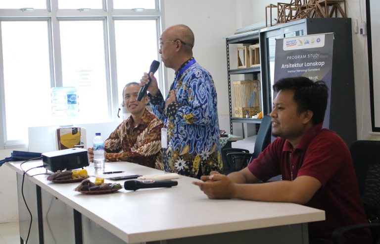 Mahasiswa Magister Ilmu PSL IPB University Kuliah Lapangan ke ITERA - ITERA