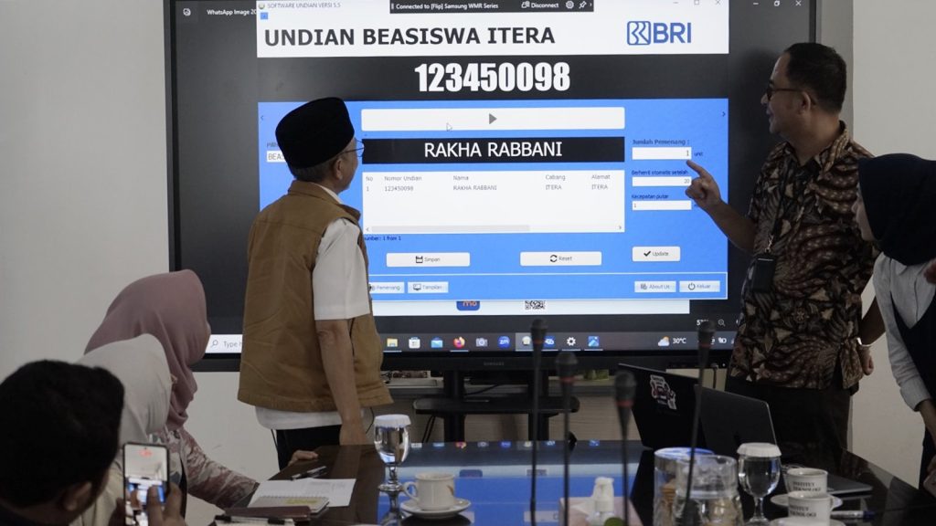 BRI Beri Beasiswa Pendidikan Dua Mahasiswa Itera - ITERA