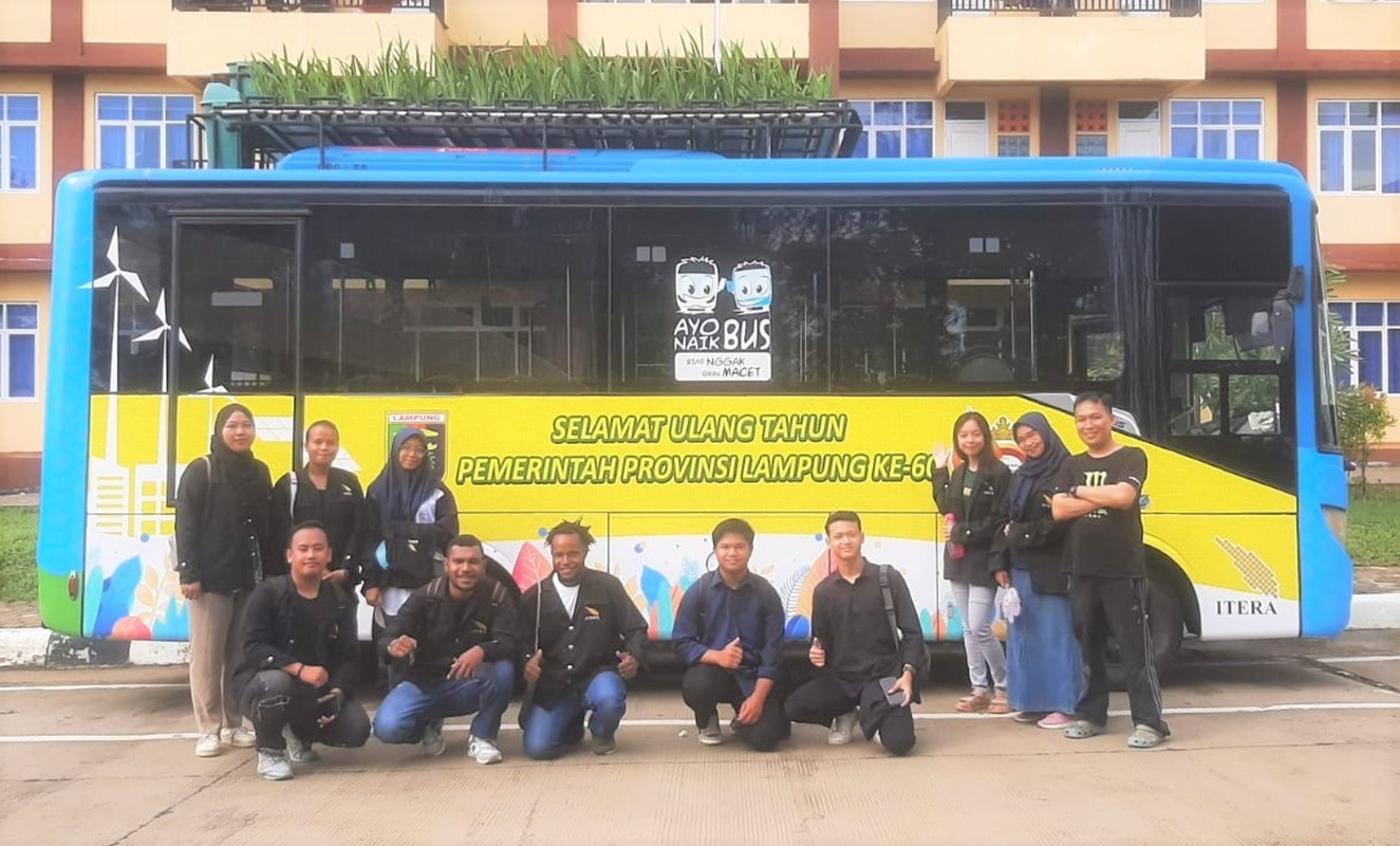 Bus Hidroponik Itera Juara Favorit Pawai Kendaraan Hias HUT Provinsi ...