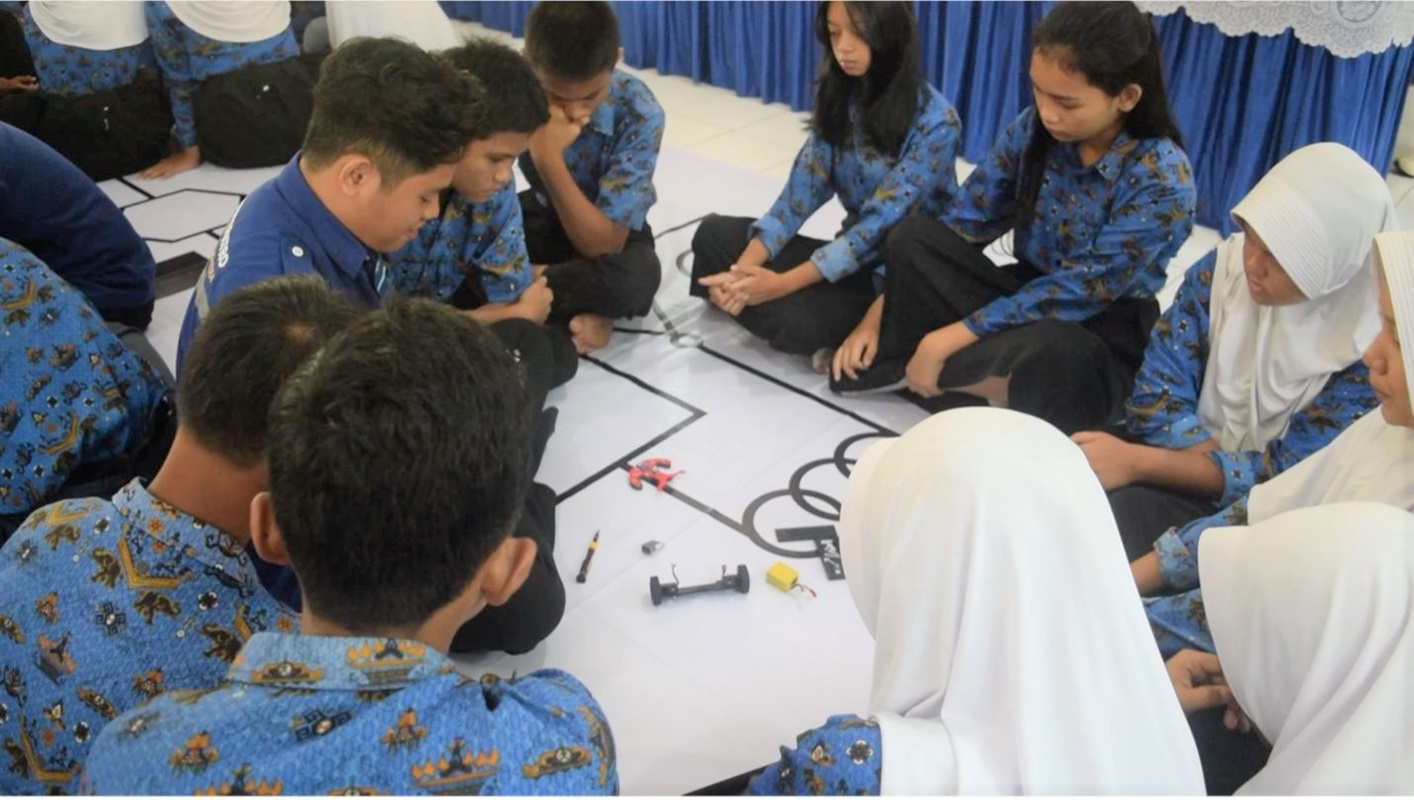 Tim PKM Teknik Elektro Itera Ajak Siswa SMPN 3 Natar Rakit Robot - ITERA