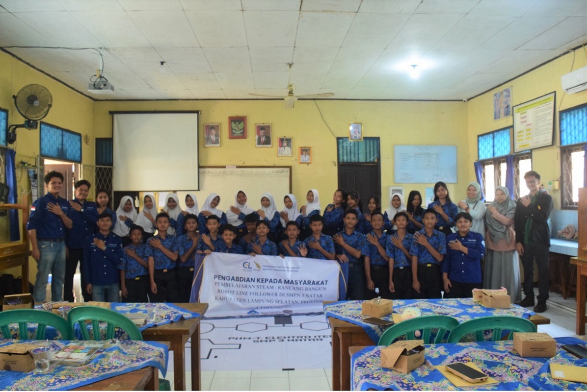 Tim PKM Teknik Elektro Itera Ajak Siswa SMPN 3 Natar Rakit Robot - ITERA