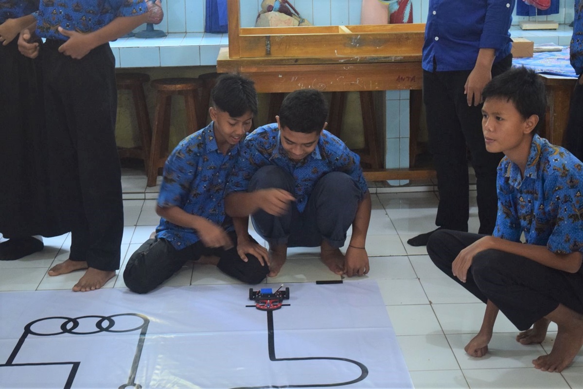 Tim PKM Teknik Elektro Itera Ajak Siswa SMPN 3 Natar Rakit Robot - ITERA
