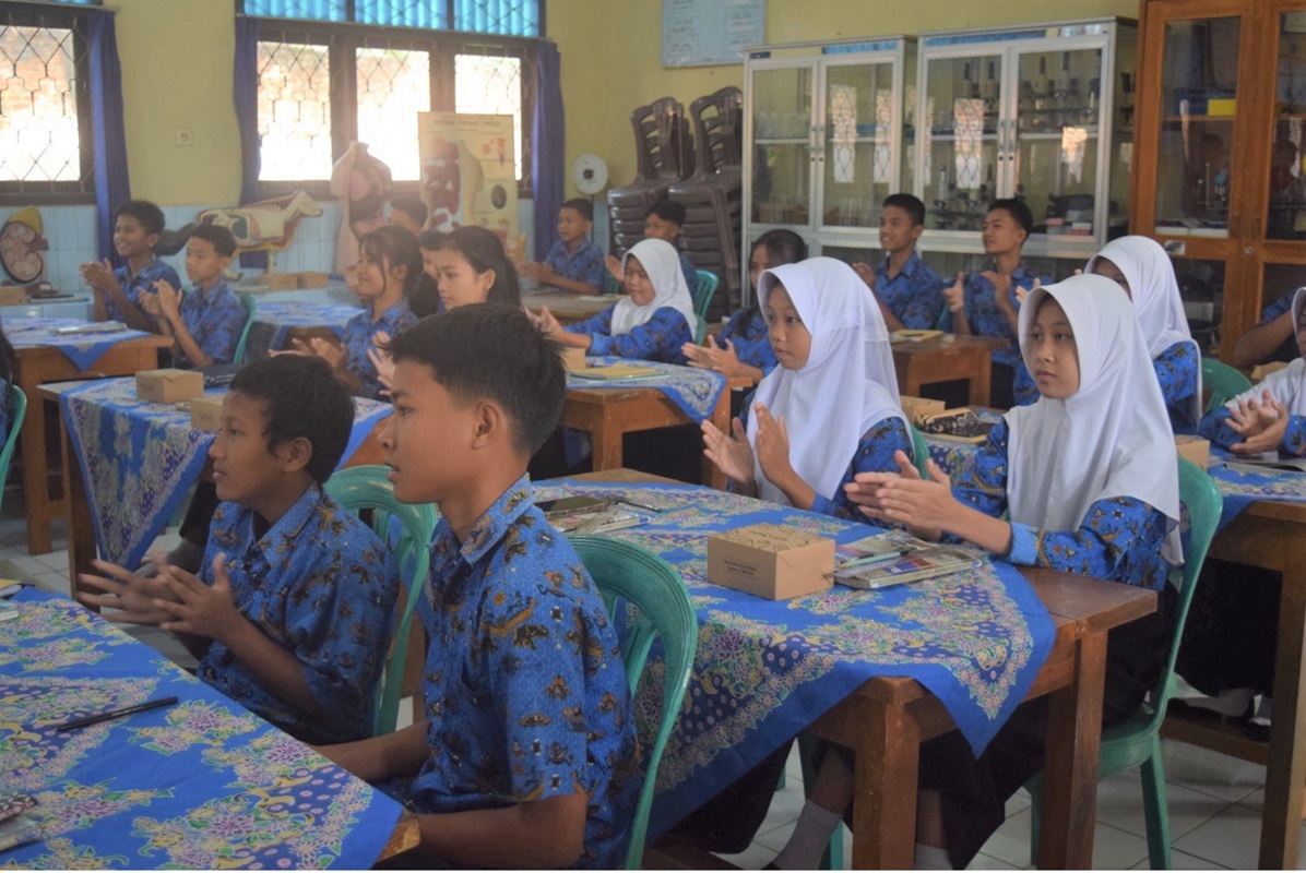 Tim PKM Teknik Elektro Itera Ajak Siswa SMPN 3 Natar Rakit Robot - ITERA